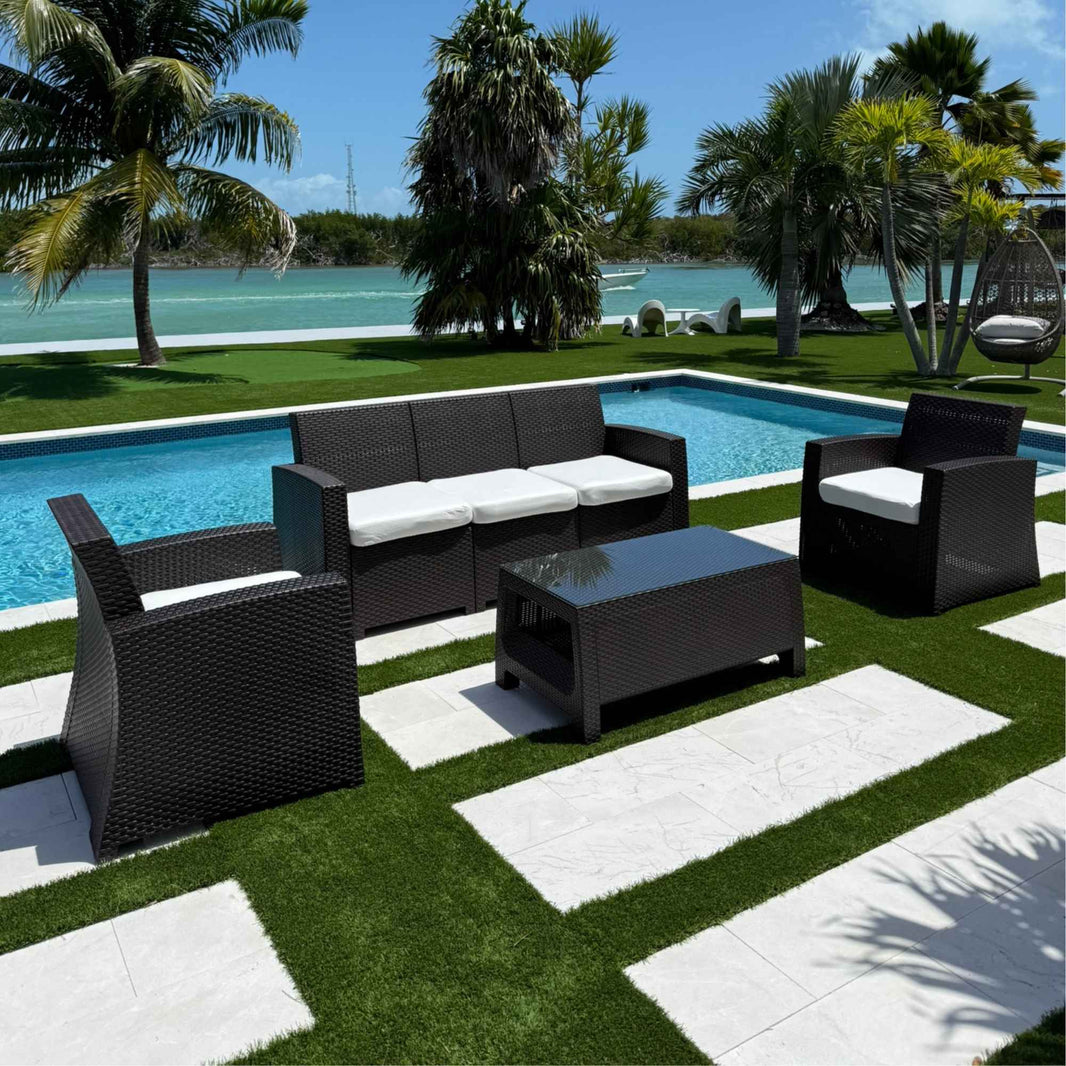 Outdoor Seating – Pelican Reef